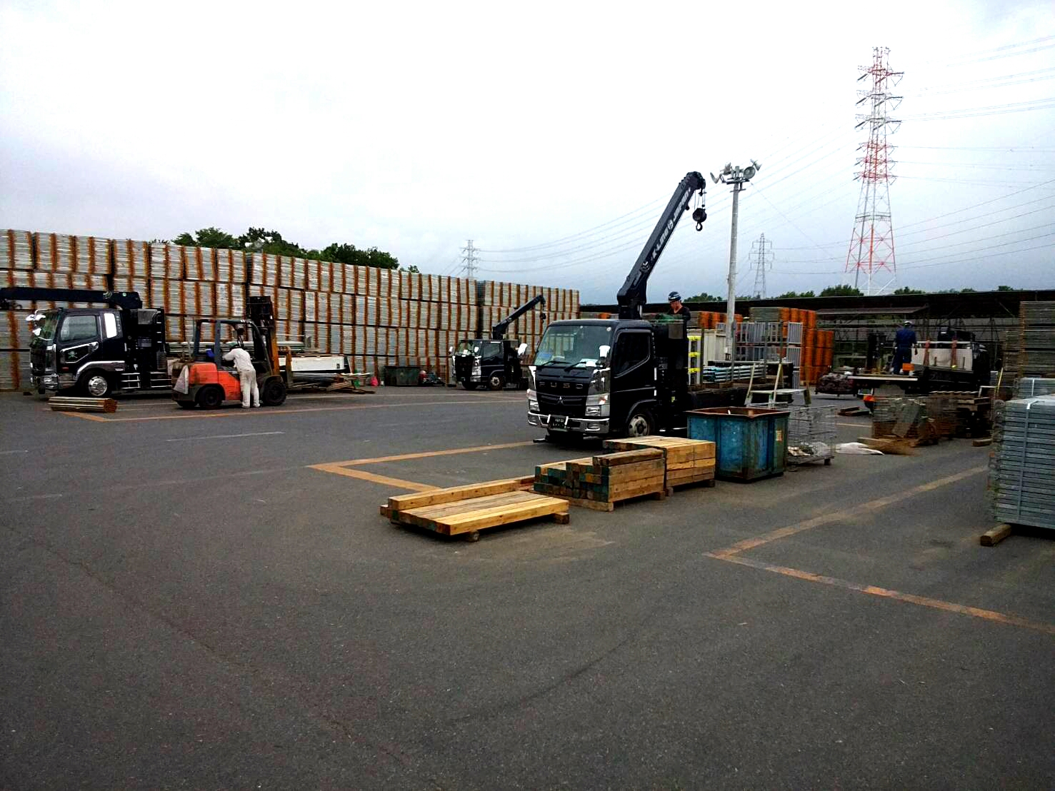 資材センター積み込み中！ - 株式会社ケーライン（K-LINE）建設資材専門運送（東京都青梅市）